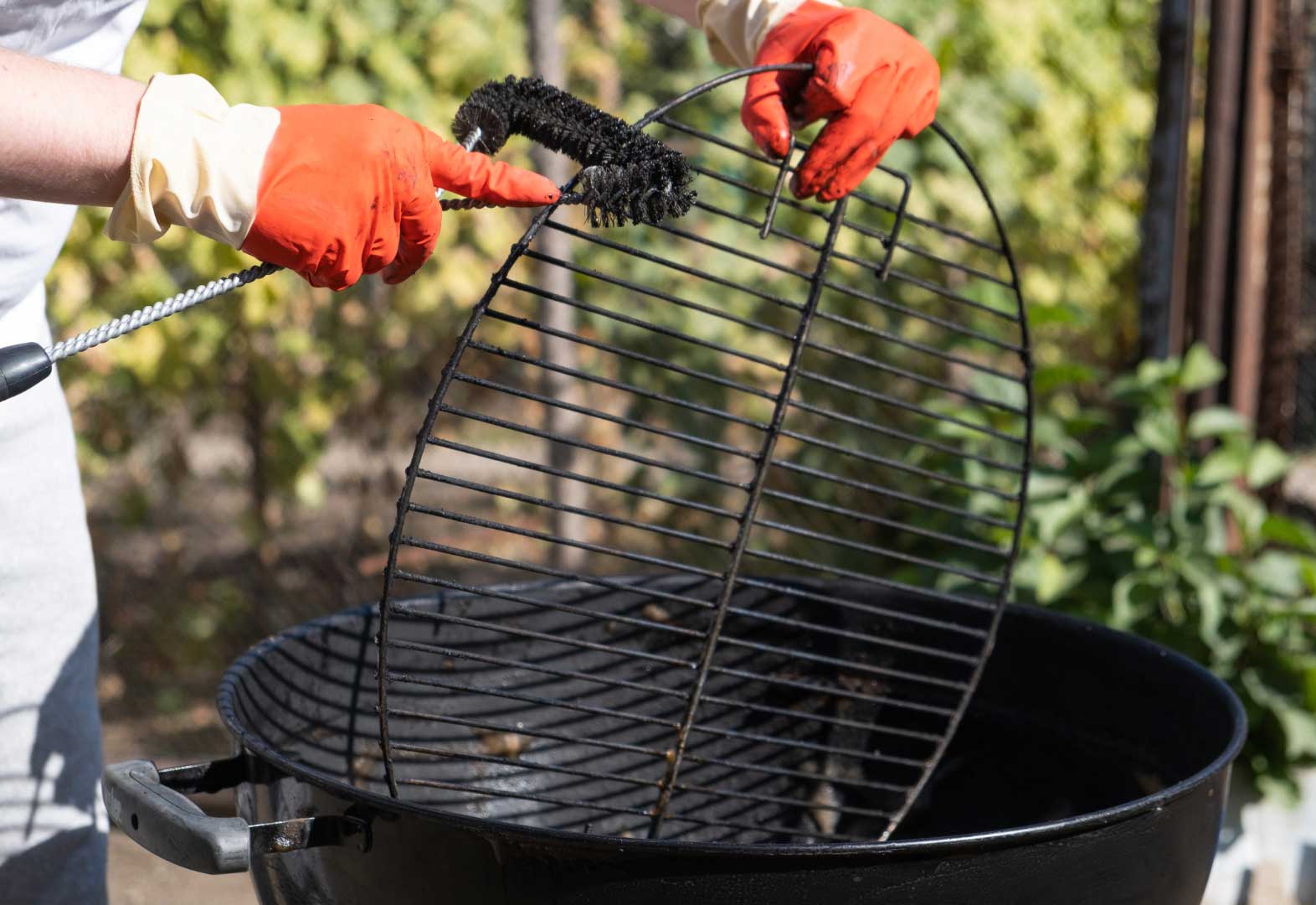 How to Effortlessly Clean Your Outdoor Grill - Barbecuebible.com